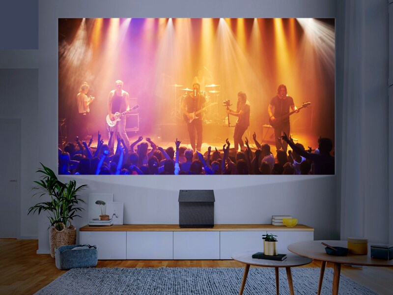 【PR】憧れの「テレビのない生活」で大画面・高音質を堪能？“存在感ゼロ”の優れ者 | イチオシ | ichioshi