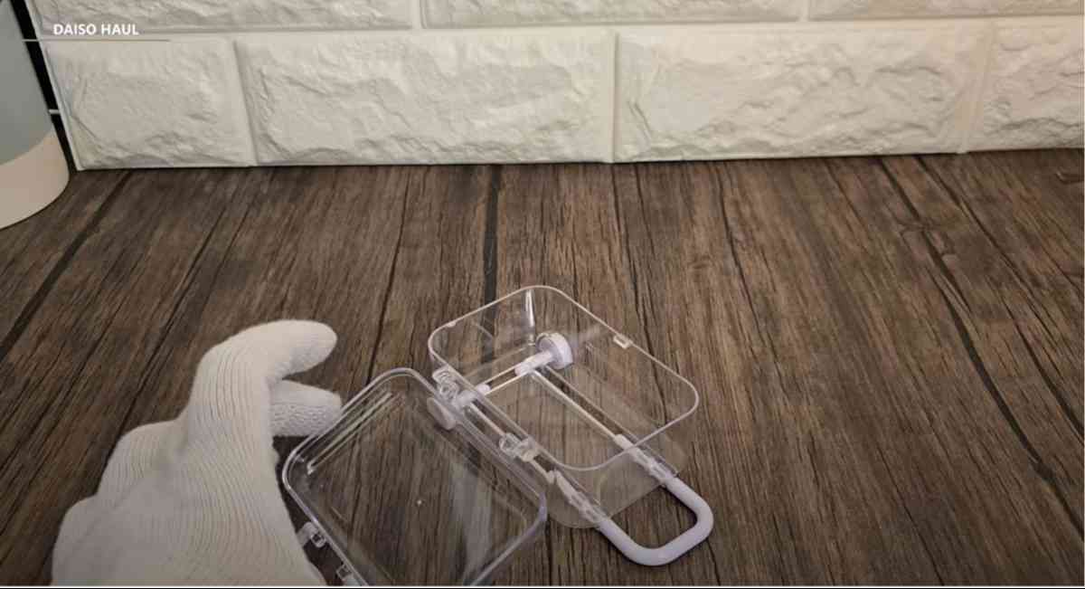 【ダイソー推し活】グッズが入る、映える、連れて歩ける！「ミニキャリーケース型小物入れ」にヲタ歓喜！ | イチオシ | ichioshi